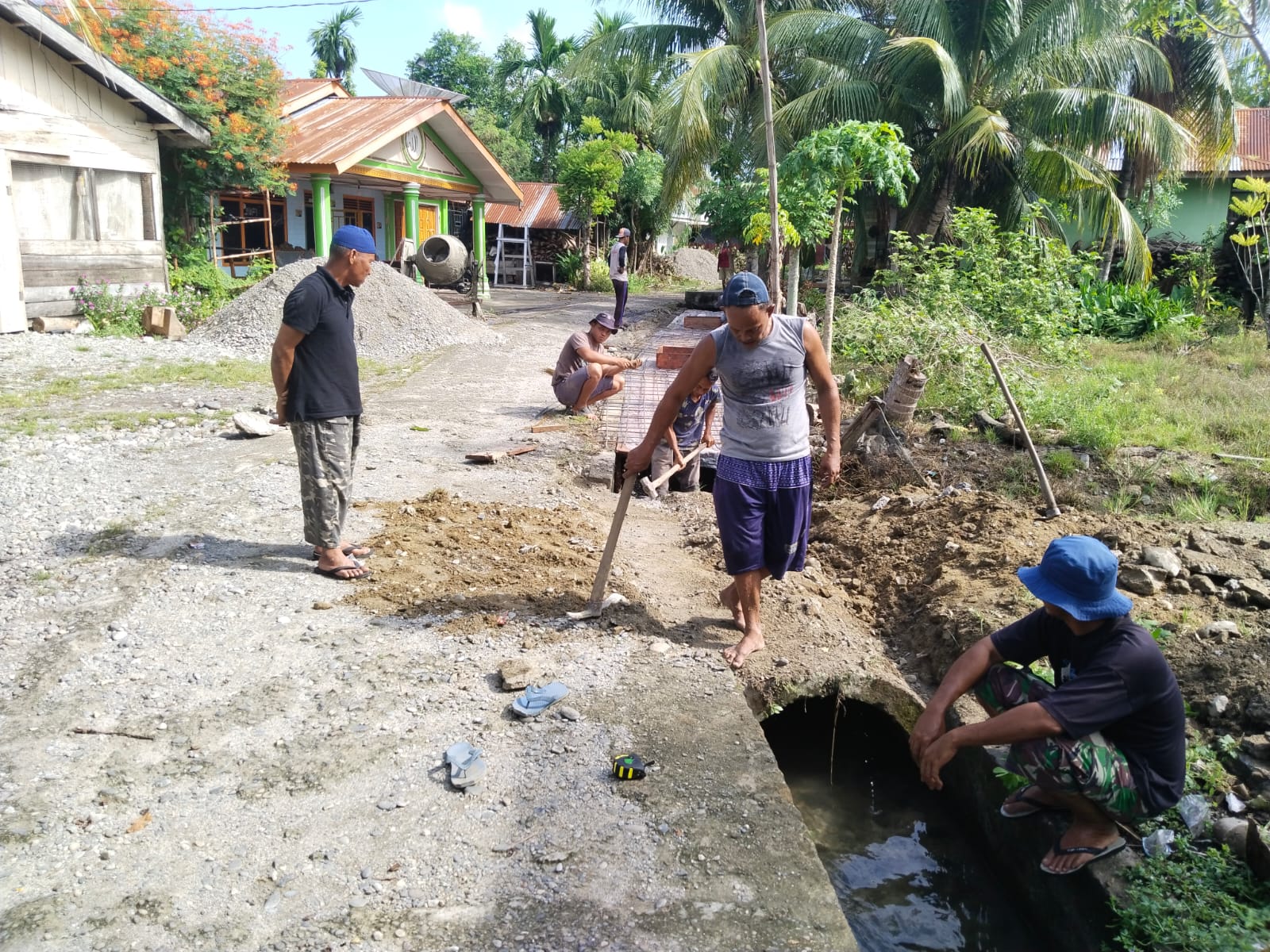 Pemdes Lawe Sumur Tuntaskan Proyek Penutup Selokan - Jurnal Kota